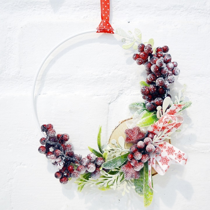 Dekorativni vetvicky cervenych bobuli 2 ks